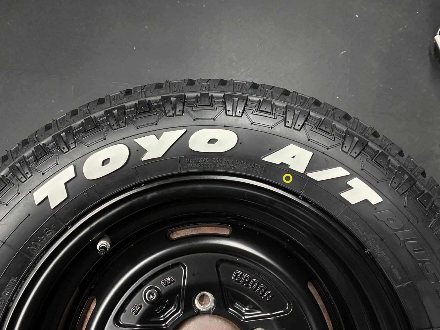How to fit Custom White Tyre Lettering onto Toyo open Country A/T tyres ...